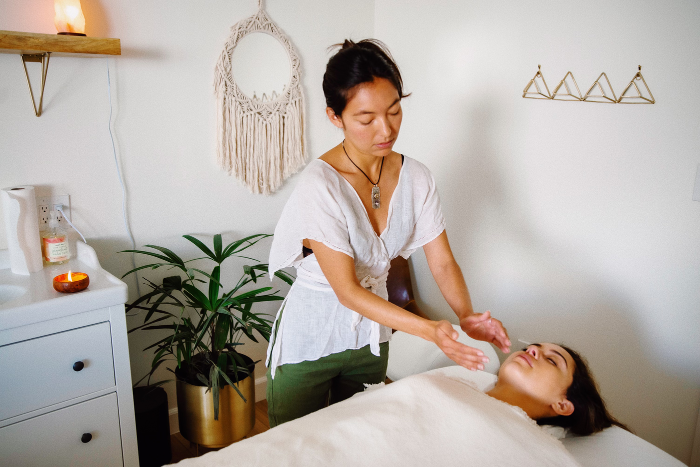A Beginner's Guide to Reiki – Jihi